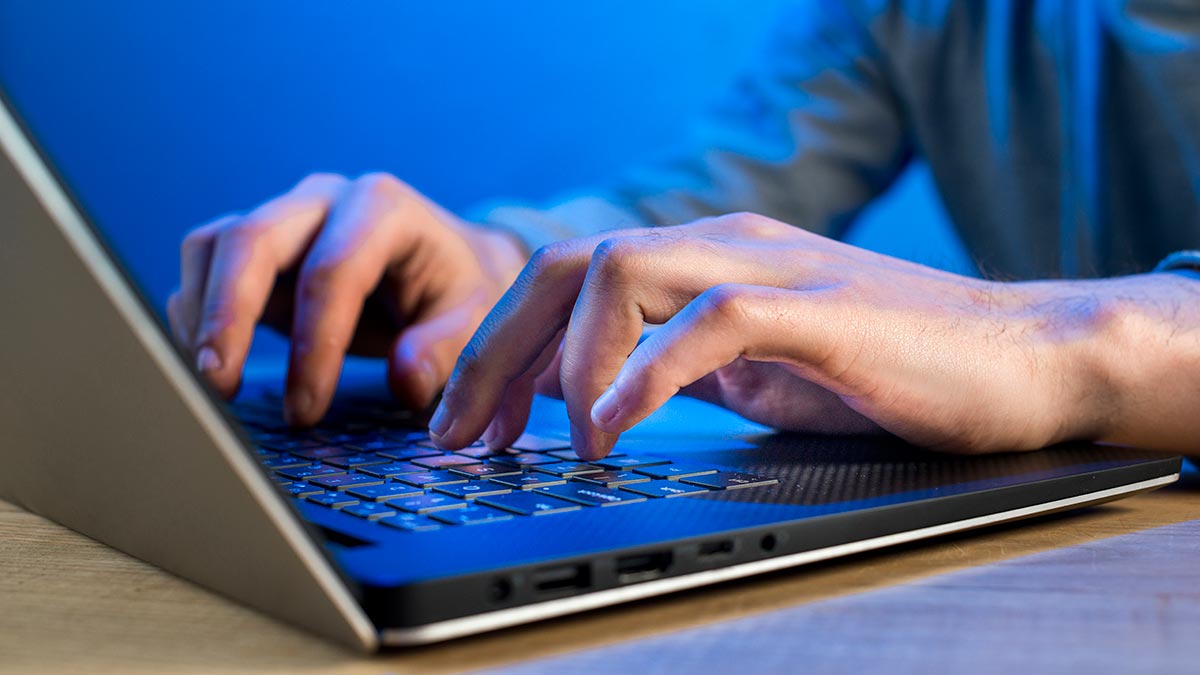 persona-escribiendo-en-su-laptop - Money Shop persona-escribiendo-en-su-laptop - Money Shop